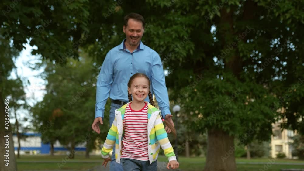 Vidéo Stock happy father runs through park behind little daughter ...