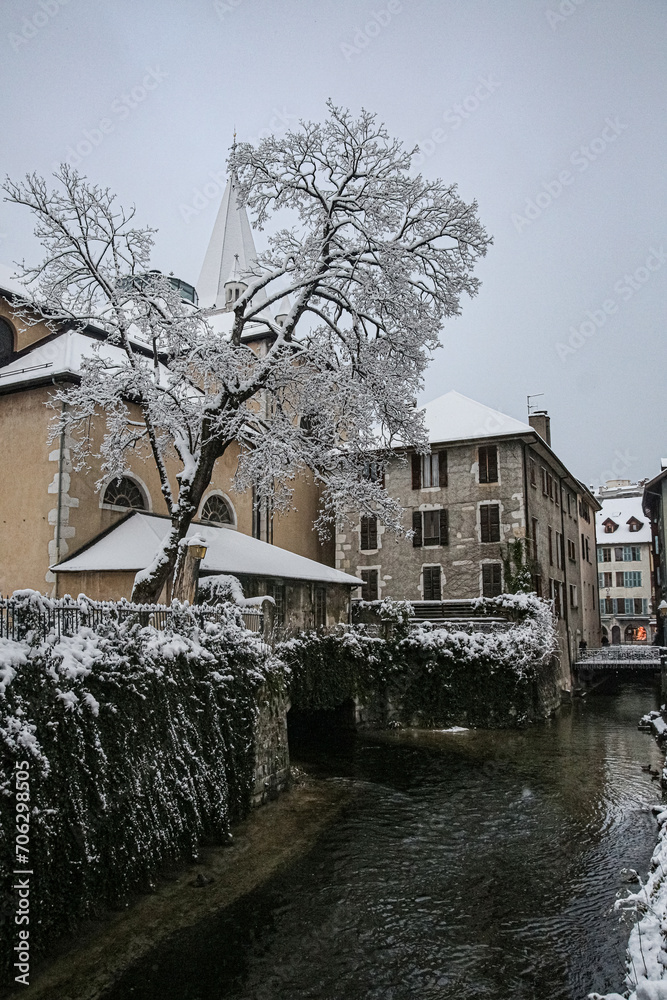 Chute de neige du 09/01/2024 à Annecy, 10cm en 3h. Haute-Savoie, France ...