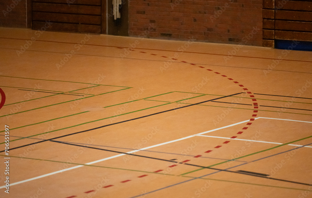 Hallenboden in einer Sporthalle mit diversen Spielfeld Linien Stock ...