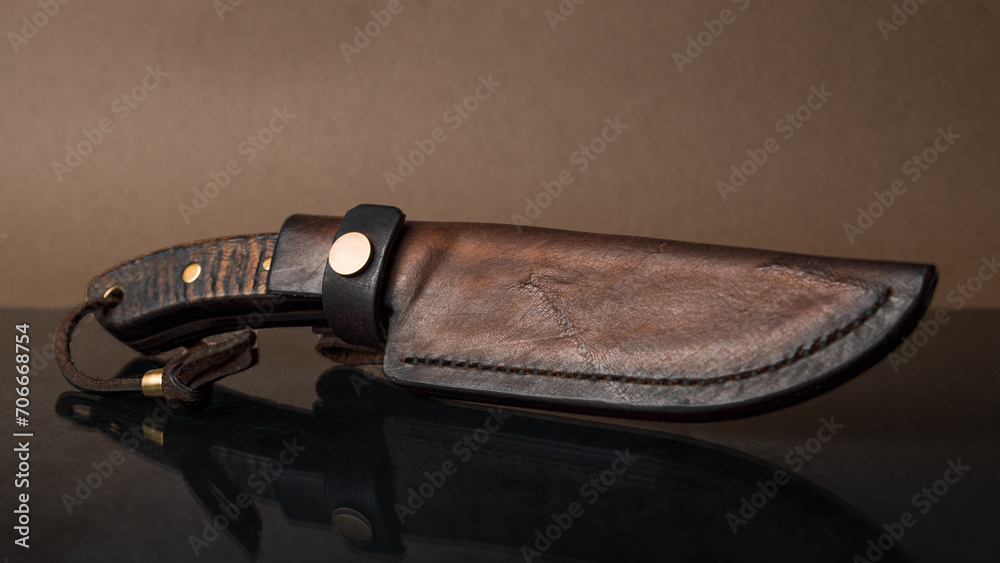 Ein handgeschmiedetes Messer mit einem Griff aus schwarzem Horn in ...