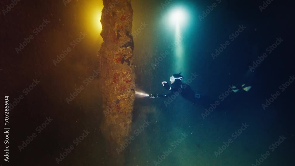Vidéo Stock Cave freediving. Freediver swims underwater and explores ...