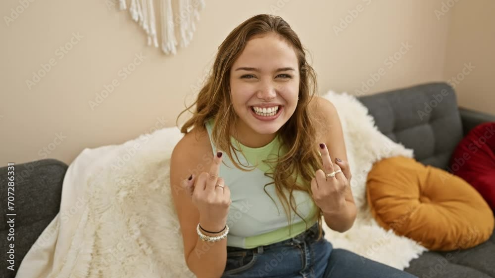 Vidéo Stock Feisty young hispanic woman expressing 'fuck you' with ...