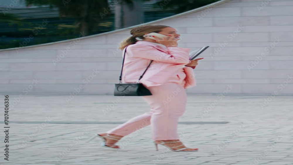 Vidéo Stock Lady boss calling walking street in pink suit vertical ...