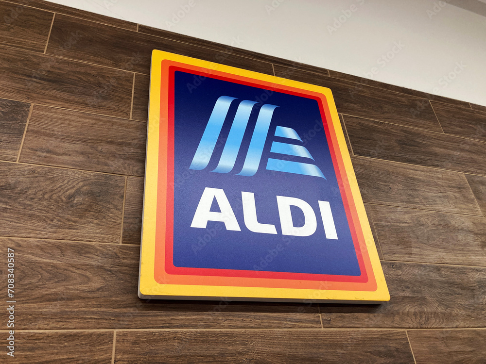 ALDI sign, logo on the supermarket facade - San Diego, California, USA ...