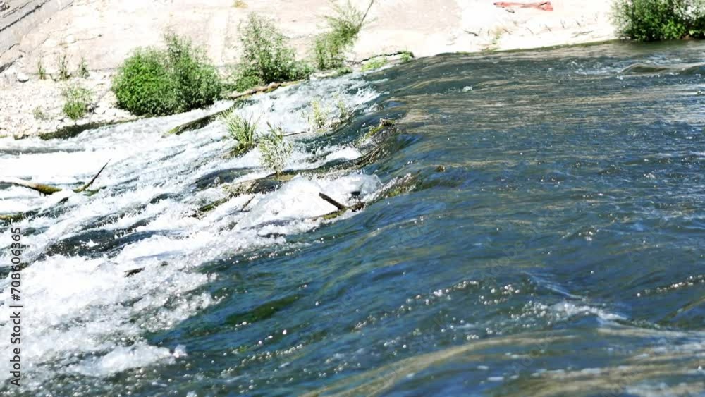 Vidéo Stock Clear bubbling water flows down the river, rapids, clear ...