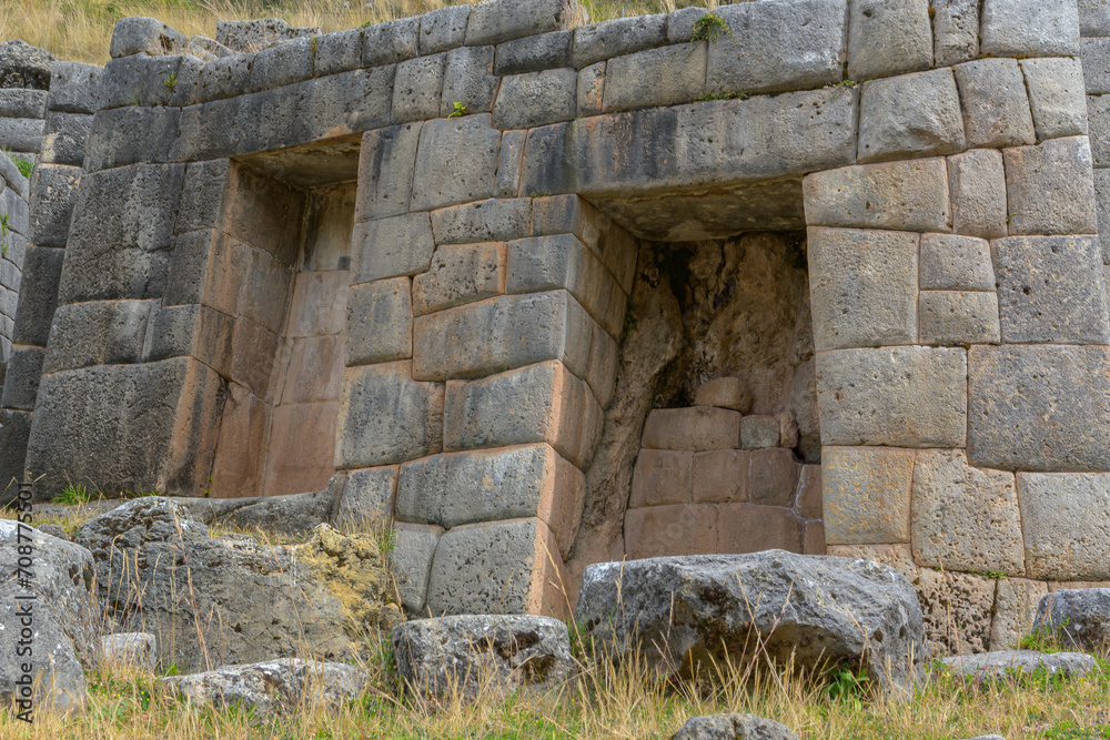 Construcción incaica de forma trapezoidal en sitio arqueológico ...