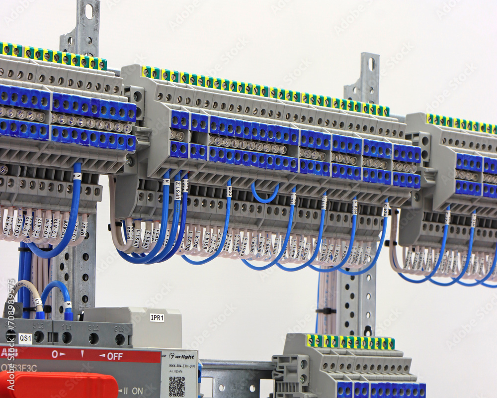 Foto de Electrical pass-through terminals for connecting copper ...