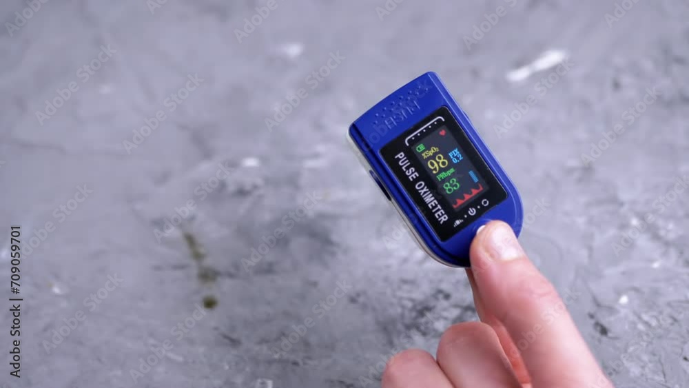 Vidéo Stock Woman Measures Pulse and Oxygen Saturation Using a Pulse ...