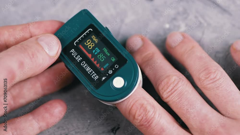 Vidéo Stock Woman Measures Pulse and Oxygen Saturation Using a Pulse ...