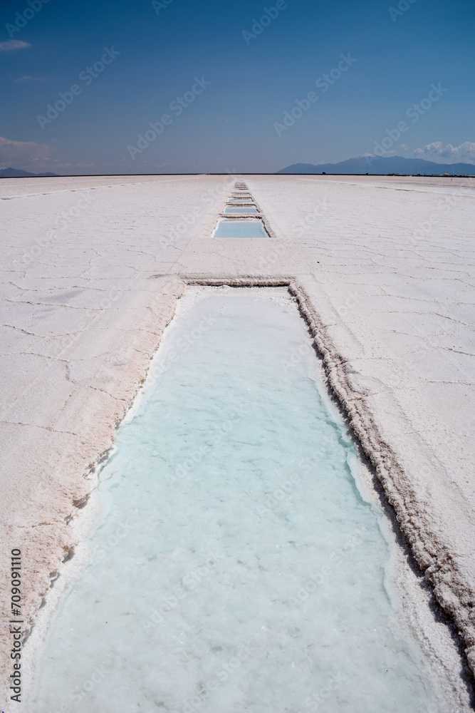 Vistas de las Salinas Grandes de Jujuy y sus piletas de extracción de ...