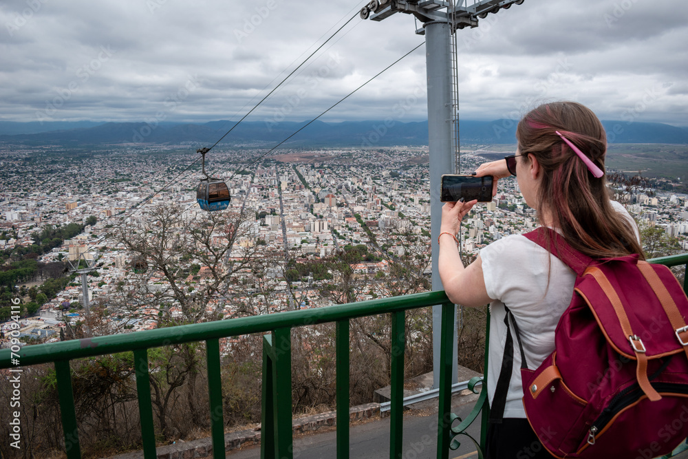 turista tomando fotos desde el mirador del Cerro San Bernardo, en la ...