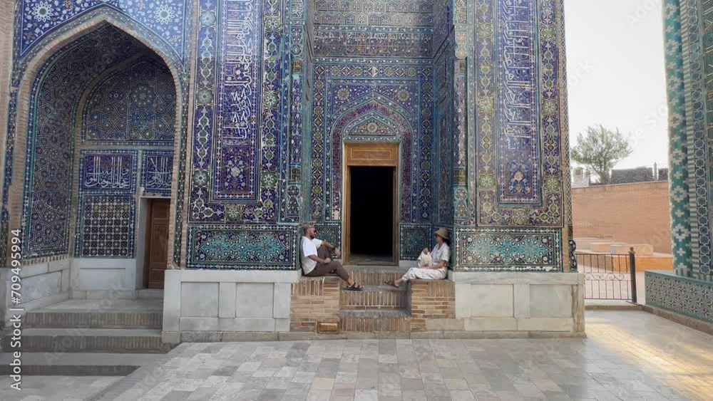 Vidéo Stock Couple Admires Tuman Aqa Mausoleum, Samarkand, Uzbekistan ...