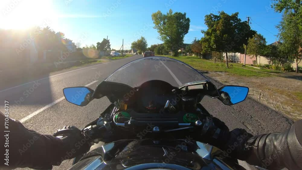 Vidéo Stock The viewpoint of motorcyclist driving motorbike at busy ...