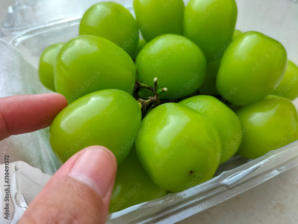 Selective focus. Grains of shine muscat grapes and cut shine muscat ...