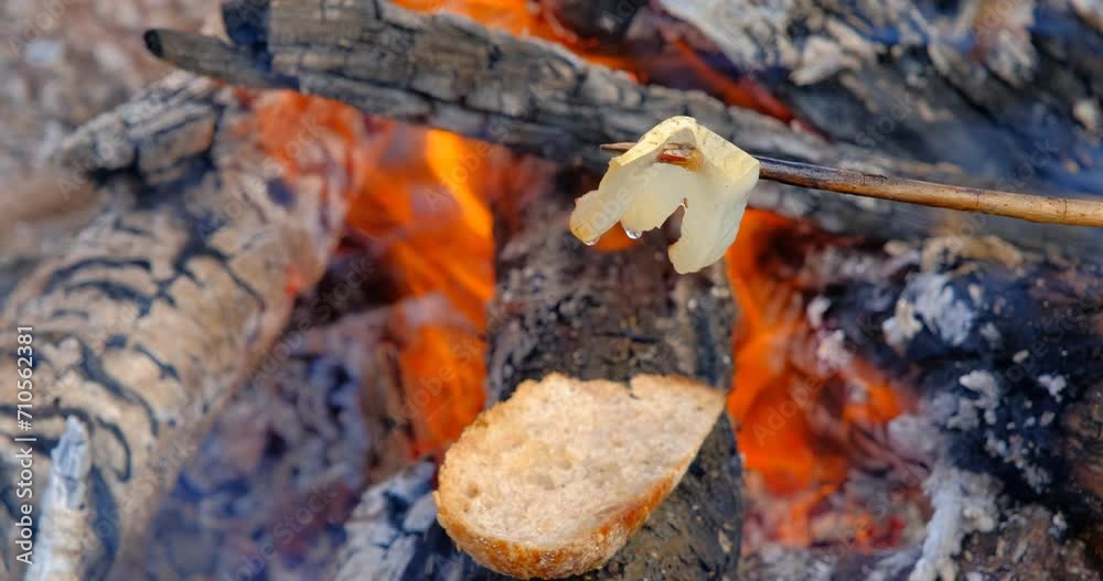 Vidéo Stock fried bacon with a slice of toasted bread an open fire in ...