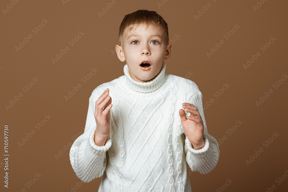 Portrait of shocked teen boy, amazed guy drop jaw and staring at camera ...