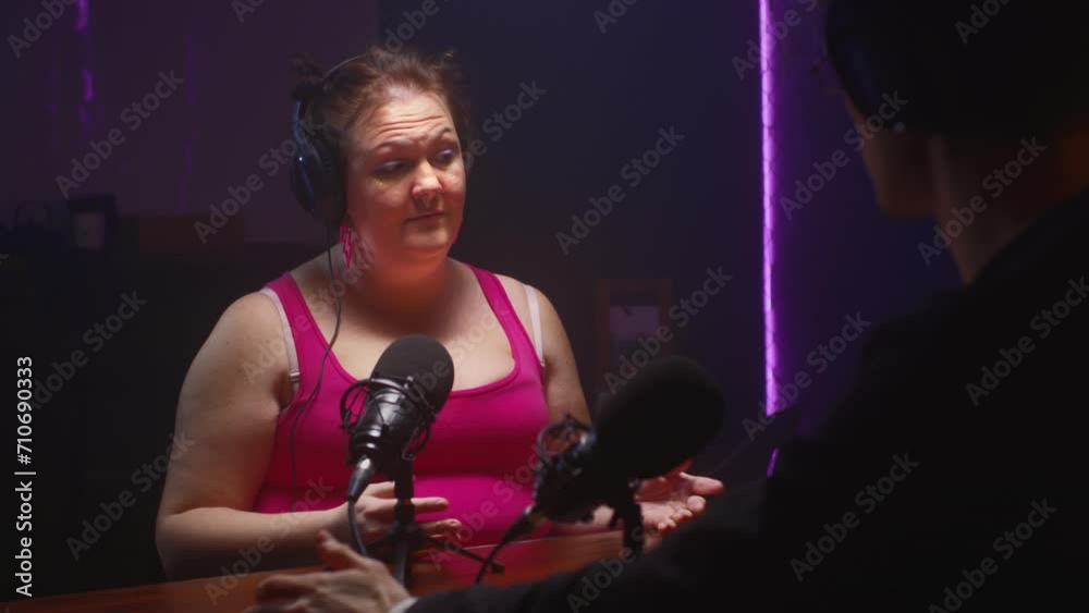 Vidéo Stock Podcast about body positivity. Chubby fat woman speaks into ...