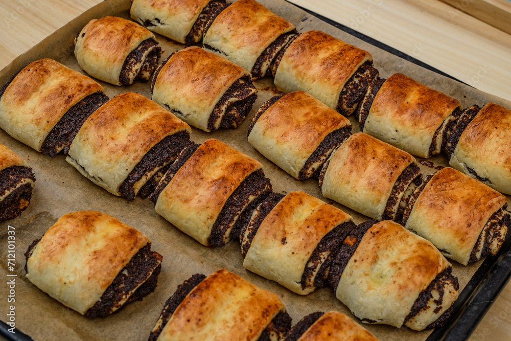 Blacha do pieczenia świeżo wyjęta z piekarnika wypełniona slodkimi ...