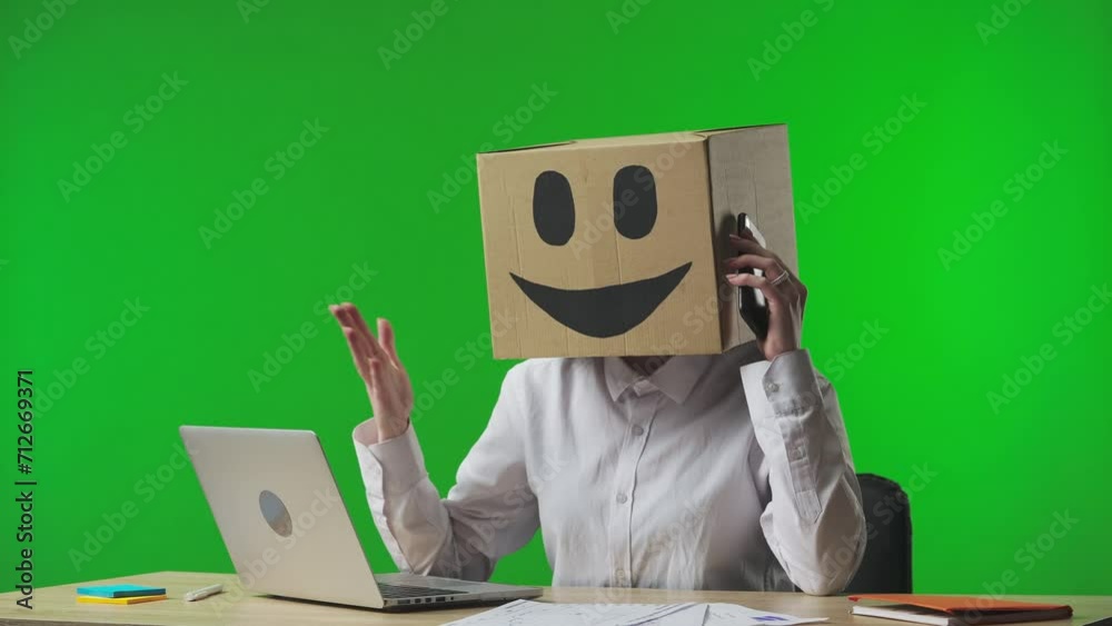 Vidéo Stock Woman with cardboard box on her head on green studio ...