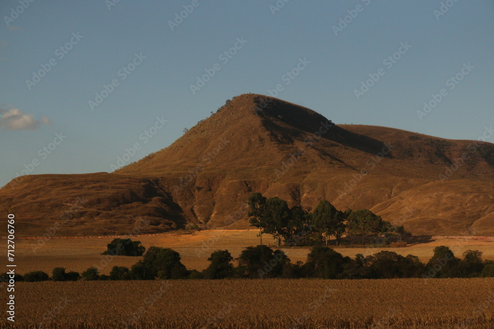 O relevo da chapada dos Veadeiros, como indica o nome, é formado por ...