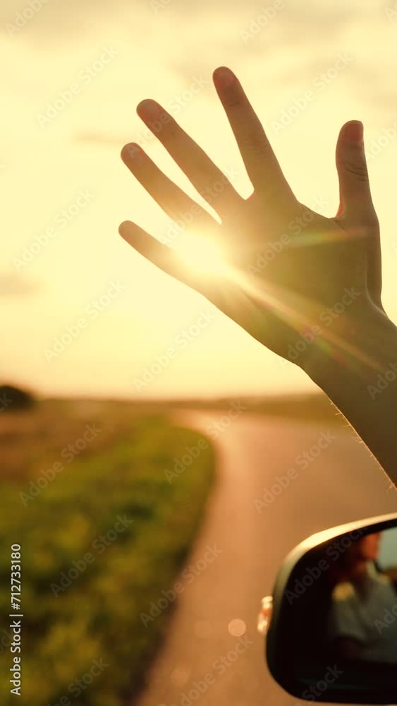 Vidéo Stock Free woman driver rides car catches wind with her hand from ...