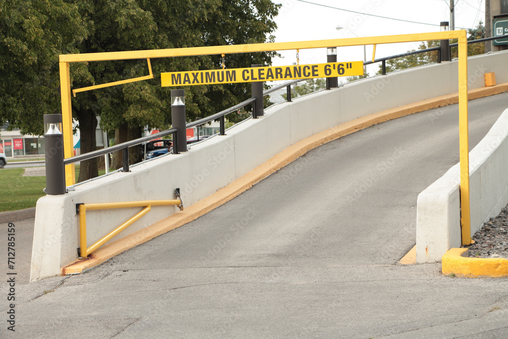 maximum max clearance six feet foot six inches yellow bar at mall for ...