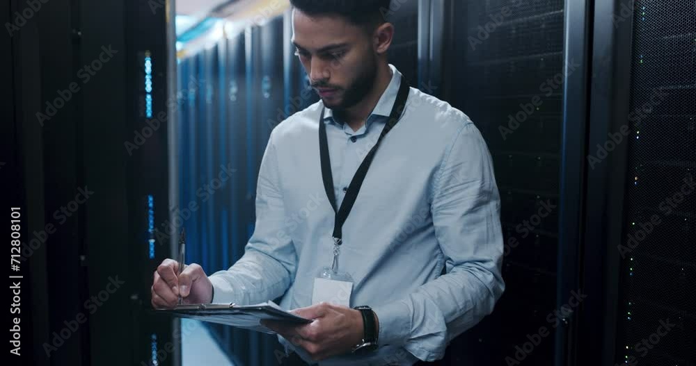 Vidéo Stock Man, server room inspection and documents for information ...
