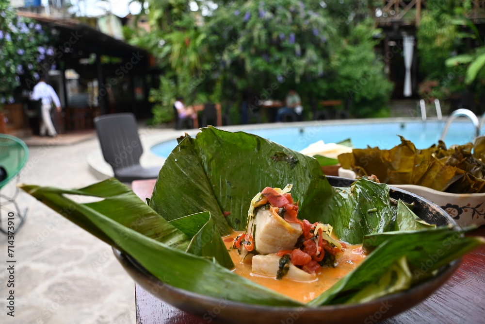 Delicioso platillo a base de pescado servido en hojas de plátano comida ...