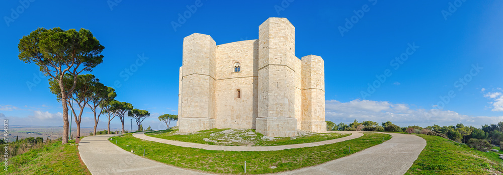 Foto de Castel del Monte, Italy - a Unesco World Heritage and one of ...
