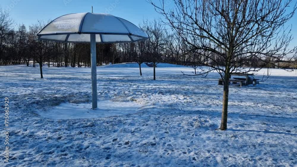 Vidéo Stock parasol in park made of metal and plastic polycarbonate ...