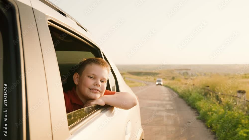 Vidéo Stock holiday, stretching his hand out window catching glare ...