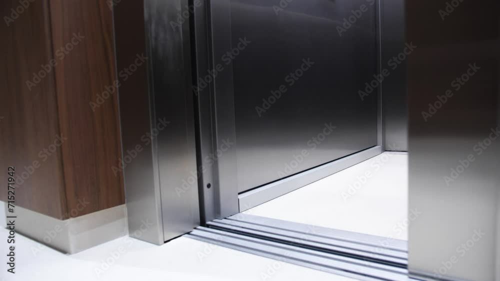 Vidéo Stock Entrance Unveiled: Close-Up View of Elevator Doors Opening ...