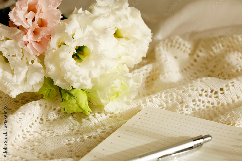 トルコキキョウとノート ノスタルジックなイメージ Stock Photo | Adobe Stock