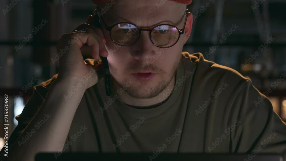 Vidéo Stock A close-up portrait of a male computer programmer who is ...