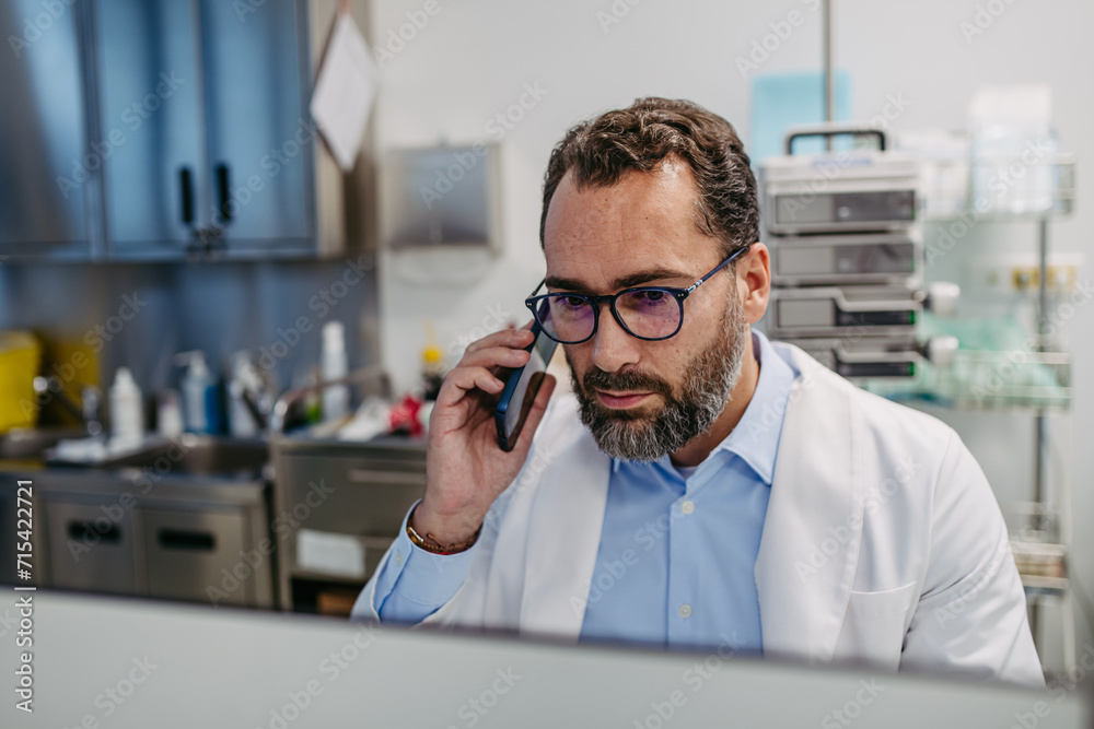 Portrait of ER doctor in hospital working in emergency room. Healthcare ...