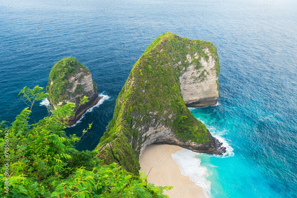 View from above of the famous empty Kelingking white sandy beach (T-Rex ...