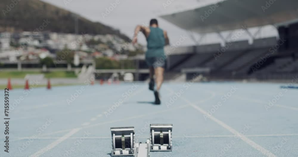 Vidéo Stock Man, running and starting blocks at race competition ready ...