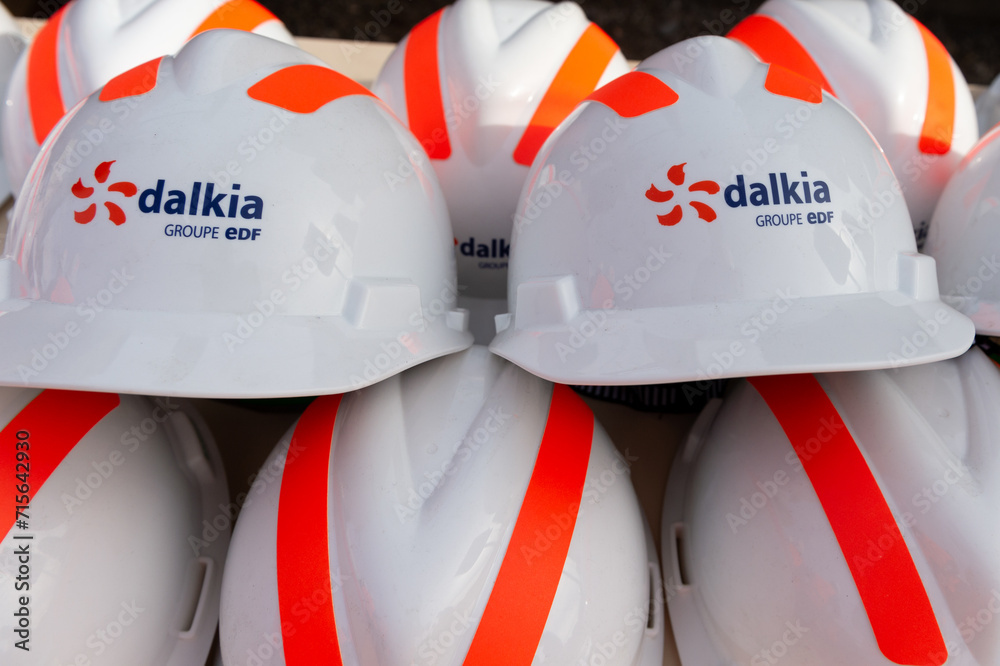 des casques de chantier avec le logo de la société Dalkia , filiale de ...