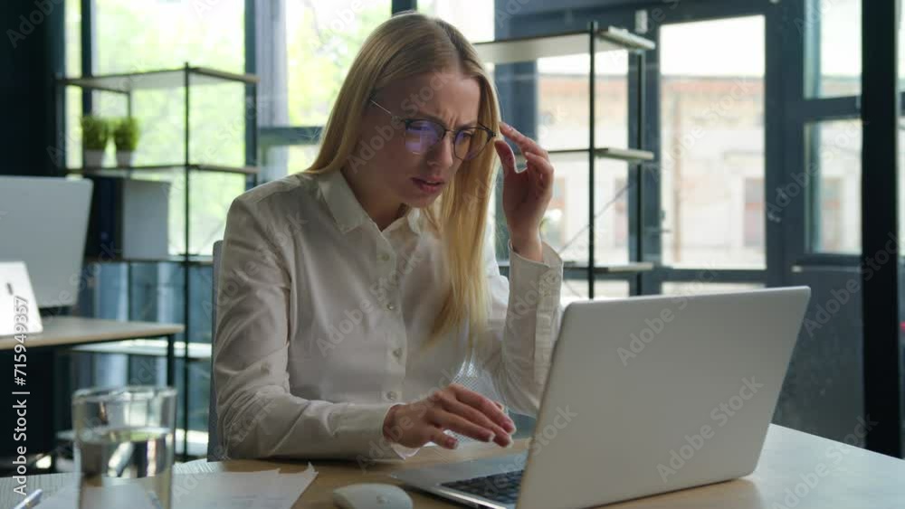 Vidéo Stock Businesswoman working with laptop Caucasian business woman ...