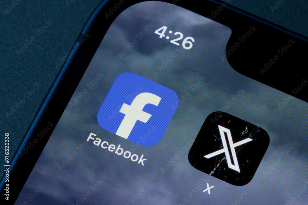 Foto de Portland, OR, USA - Dec 28, 2023: Facebook and X app icons are ...