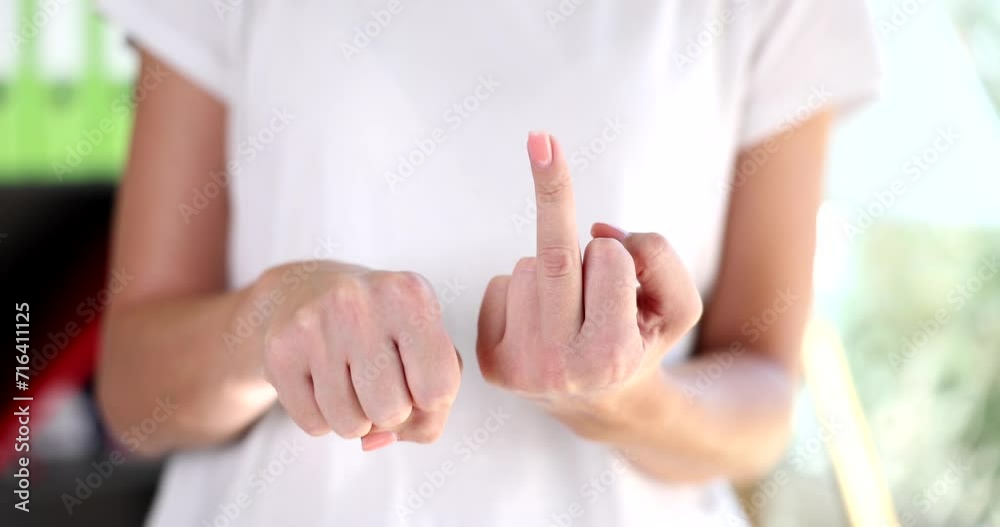 Vidéo Stock Woman slowly raises middle finger as sign of resentment and ...