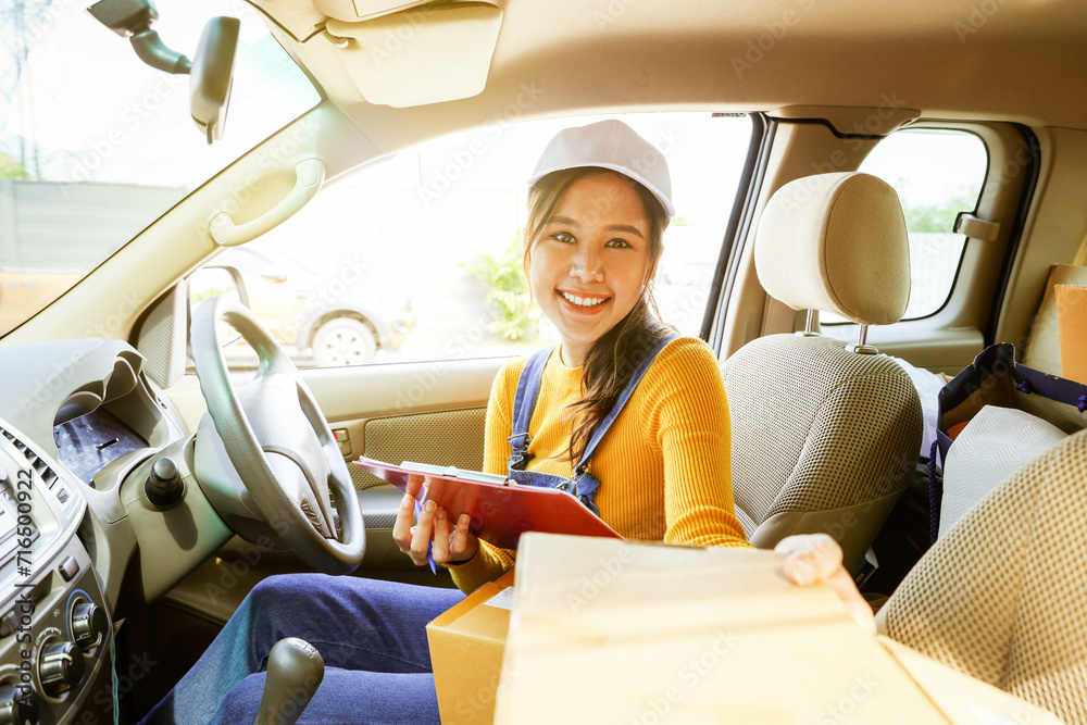 Beautiful asian female parcel delivery service driver driver pickup ...
