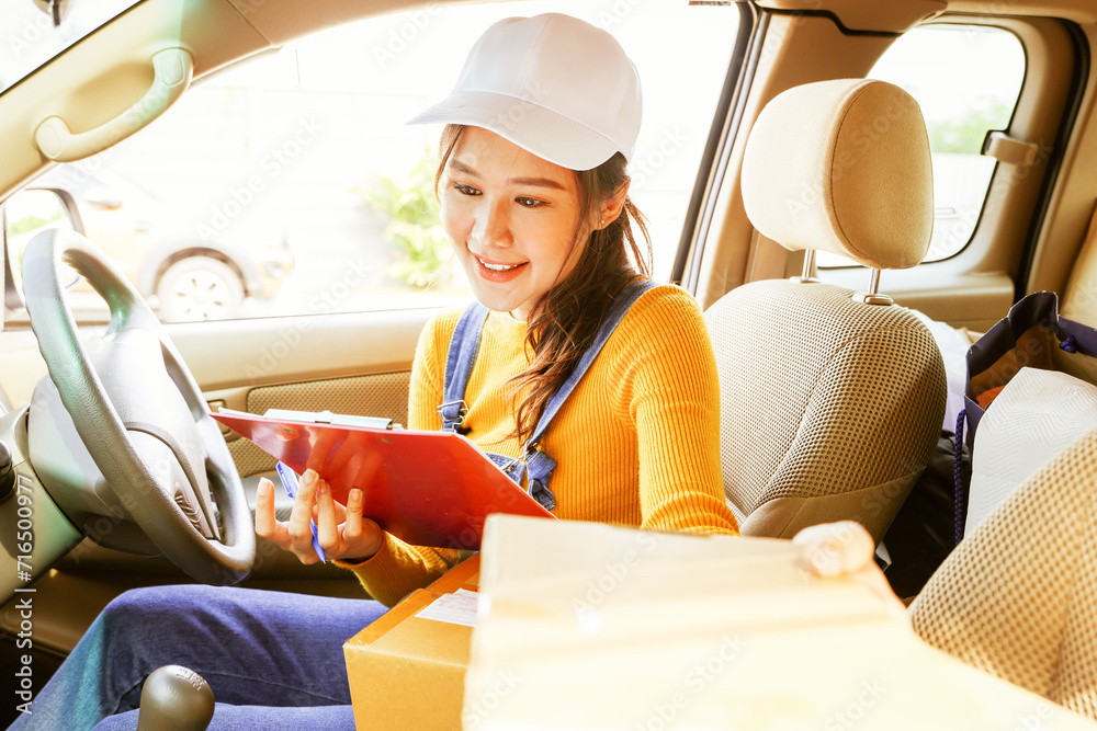 Beautiful asian female parcel delivery service driver driver pickup ...
