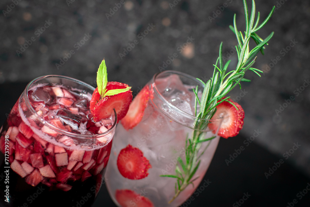 Copas de bebidas con alcohol de fresa y frutos rojos sobre un fondo ...