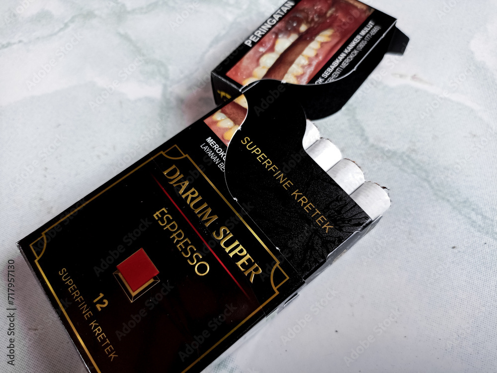 Stockfoto med beskrivningen Djarum Super espresso Kretek close up ...