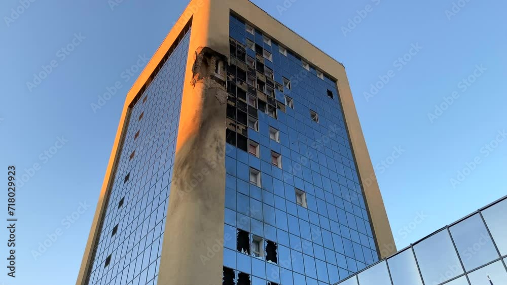 Vidéo Stock Rockets bombed and destroyed tall skyscraper building with ...