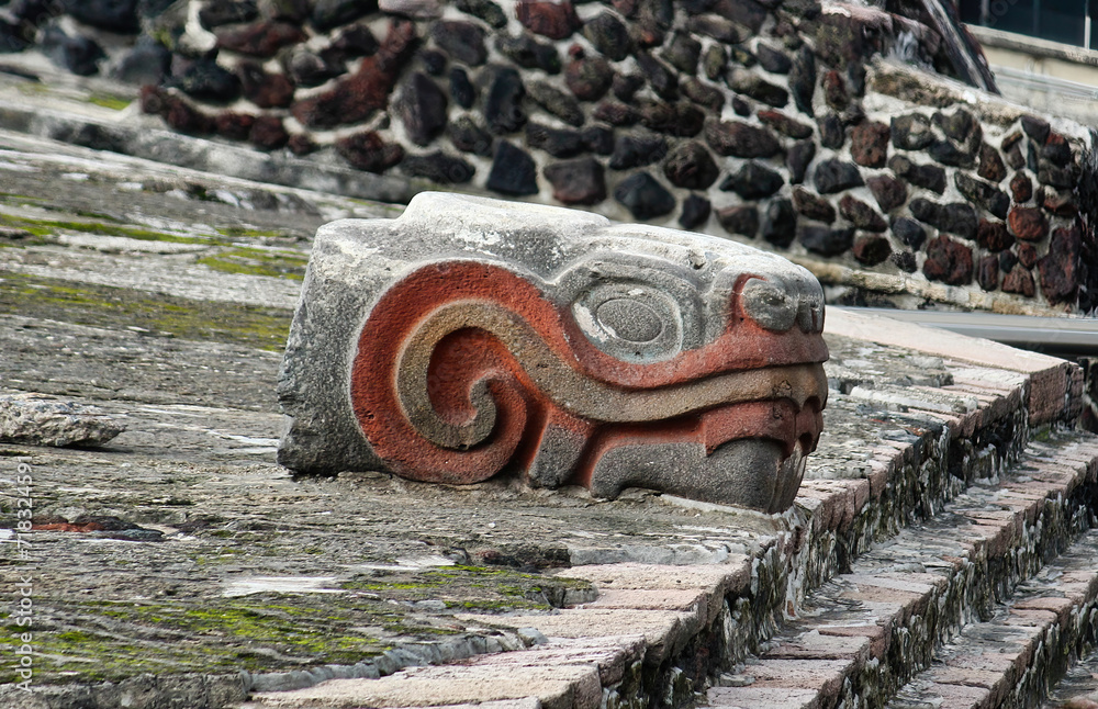Foto de Stone Snake Head Of Aztec God Quetzalcoatl In Tenochtitlan ...