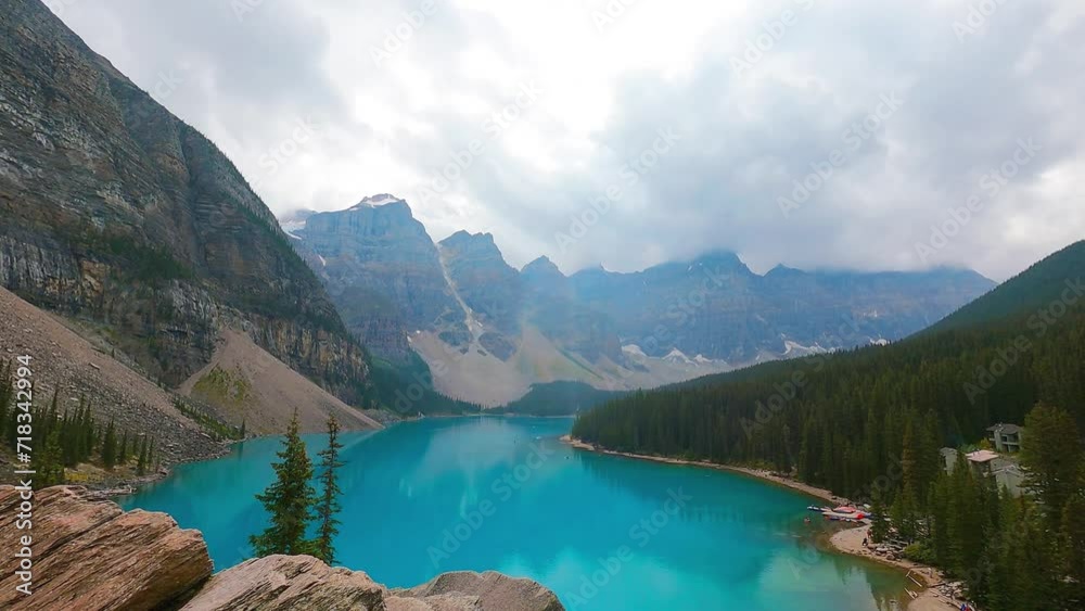 Vidéo Stock Lake Louise Banff national park in cloudy summer day sky ...