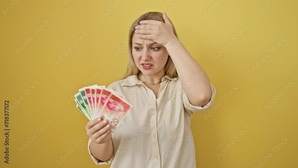 Vidéo Stock Stressed young blonde woman clapping her head in ...