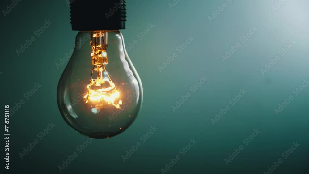 Vidéo Stock Light bulb flashes on a blue background in the dark. Slow ...